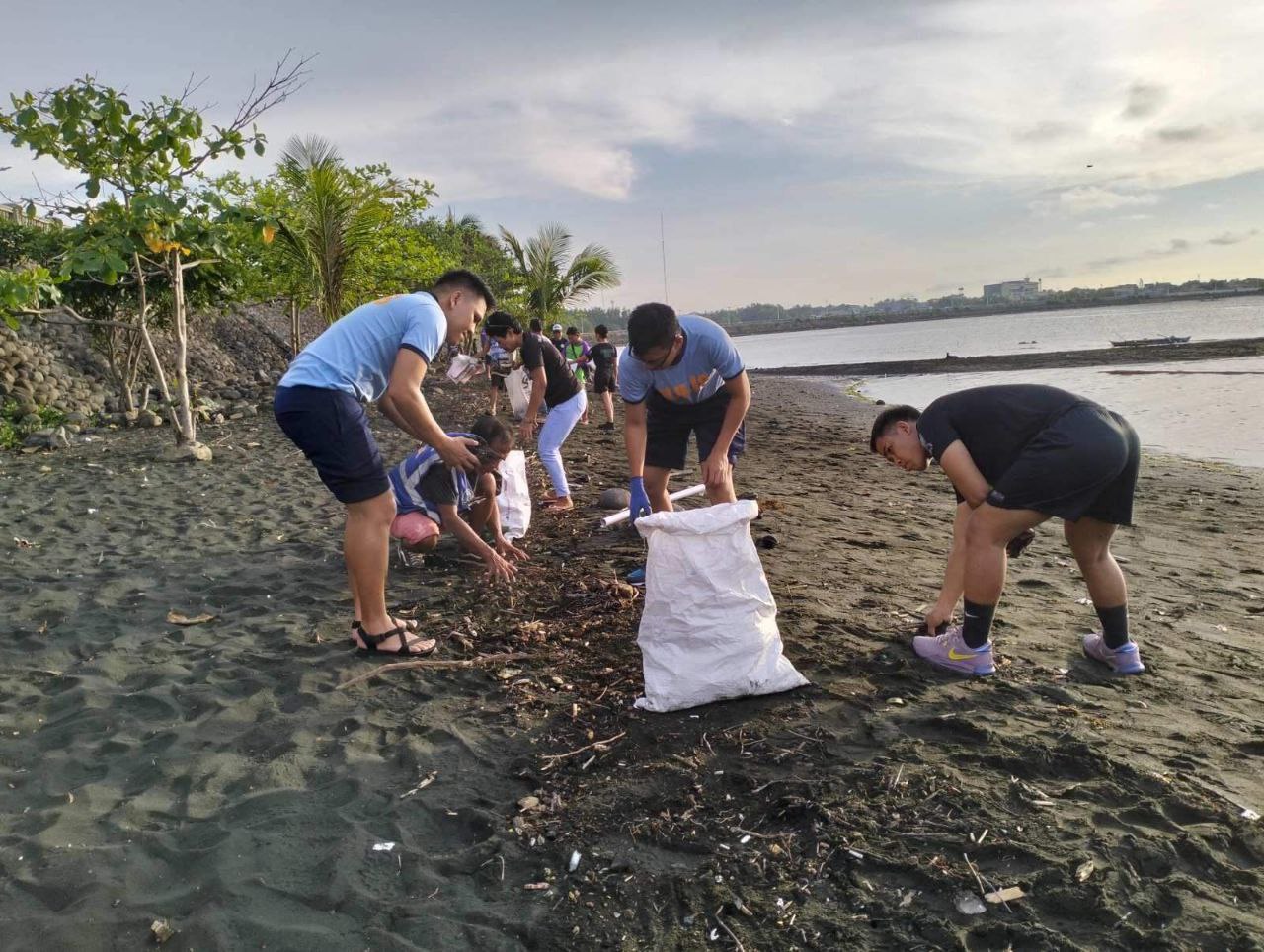 Mga volunteers at PNP, nakiisa sa Coastal Clean-up Drive