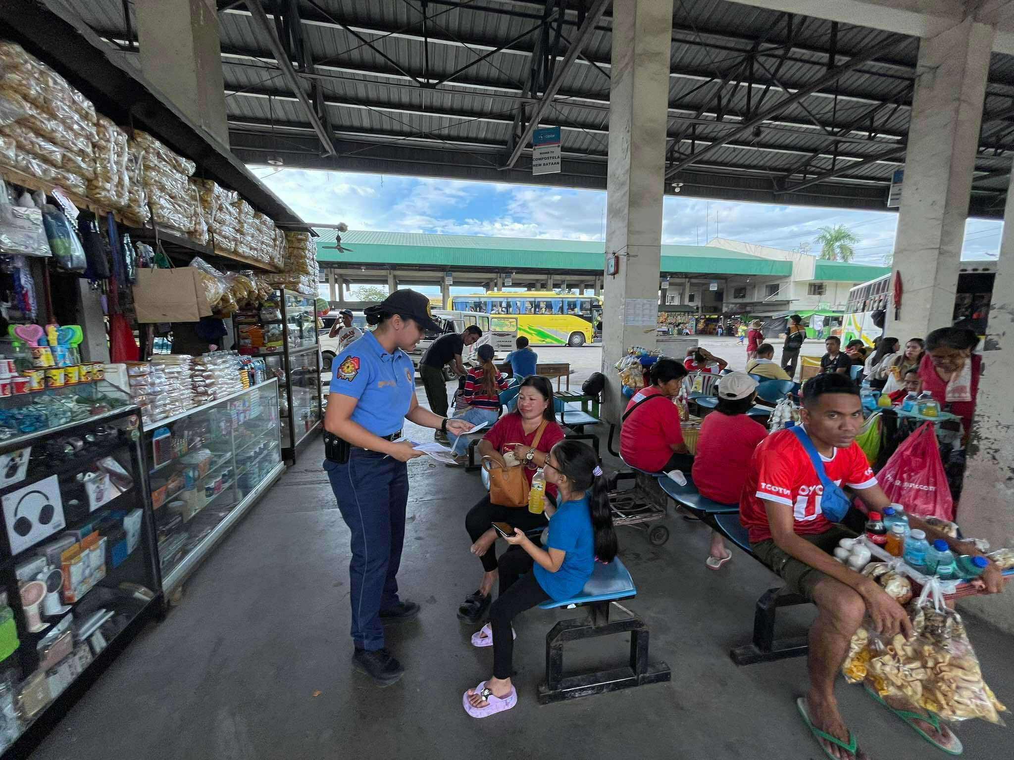 Paalala laban sa krimen at ilegal na droga, tinalakay sa mga pasahero ...